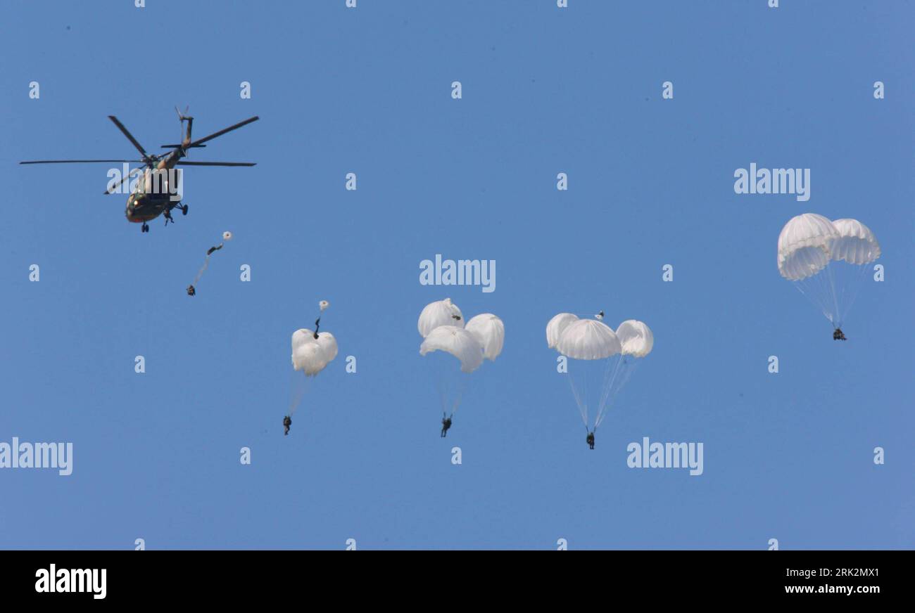 80 paratroopers hi-res stock photography and images - Alamy