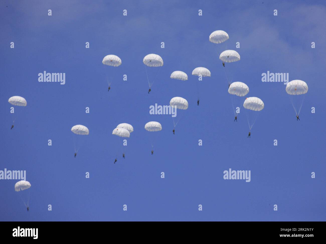 80 paratroopers hi-res stock photography and images - Alamy