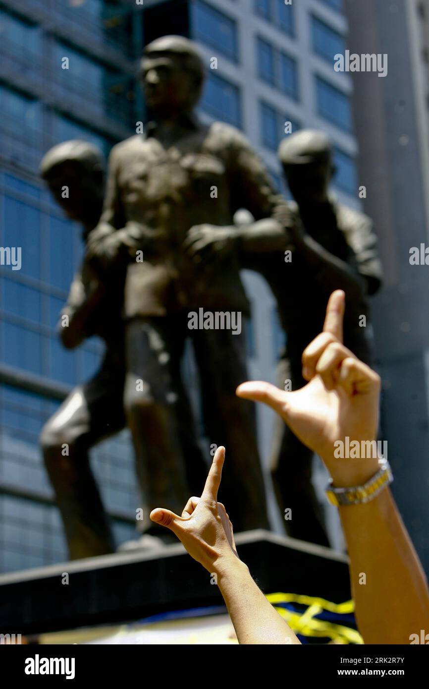 Cory aquino statue manila hi-res stock photography and images - Alamy