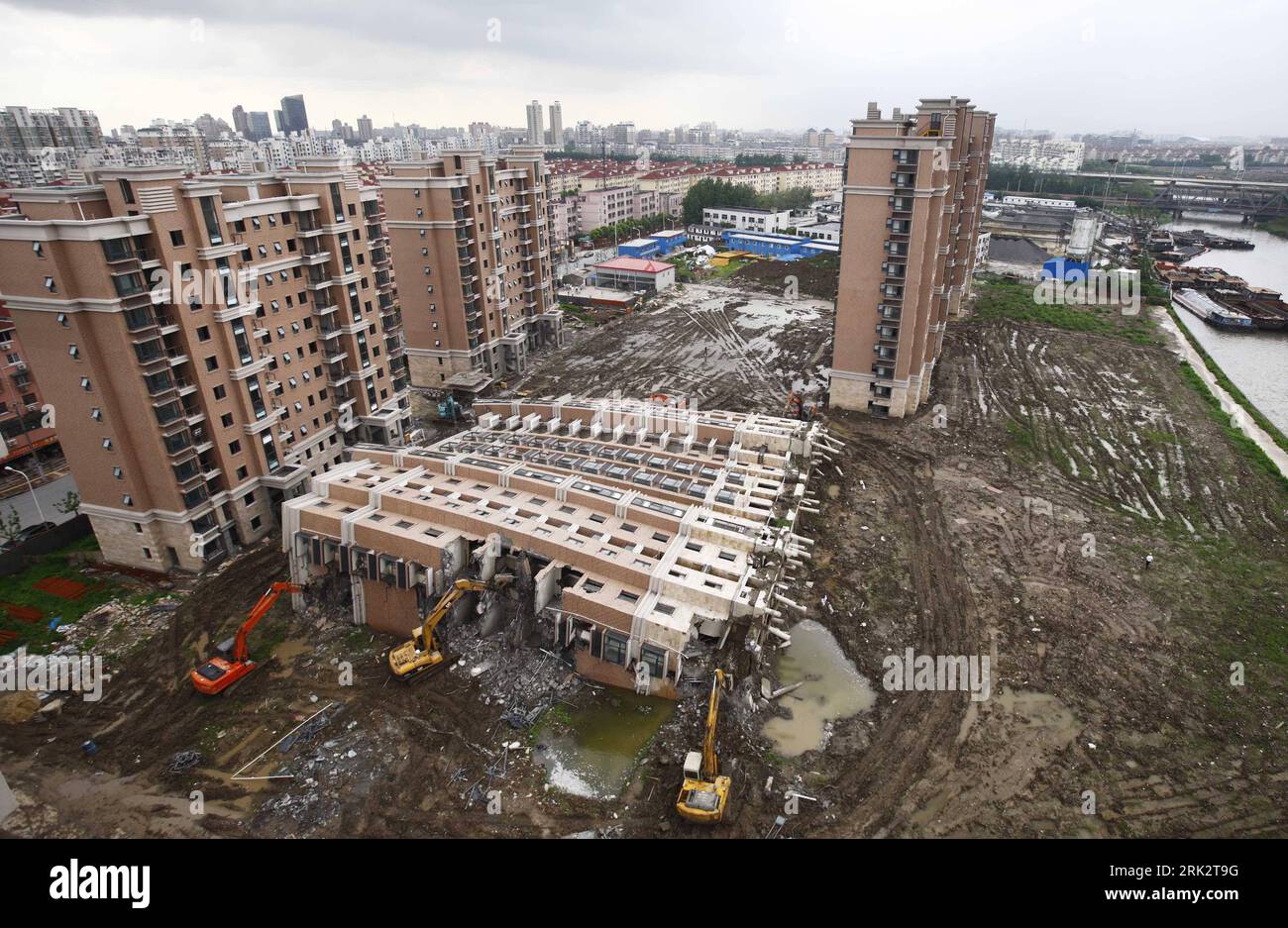 13 storey building shanghai hi-res stock photography and images - Alamy