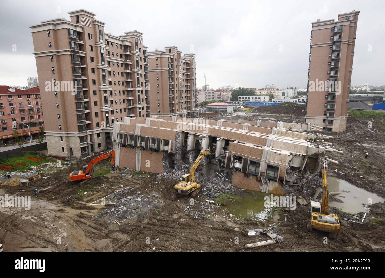 13 storey building shanghai hi-res stock photography and images - Alamy