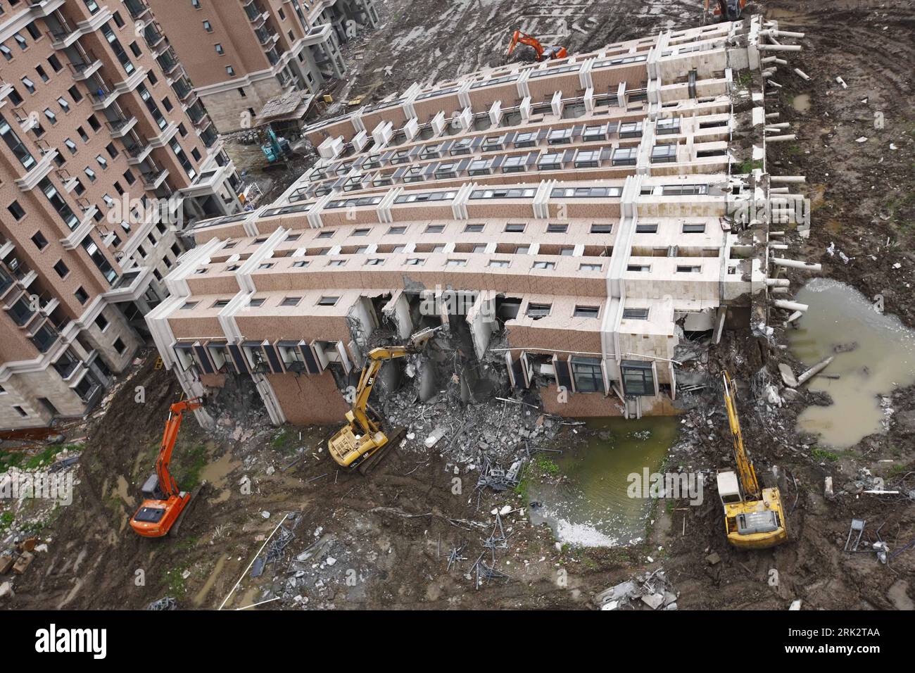 13 storey building shanghai hi-res stock photography and images - Alamy