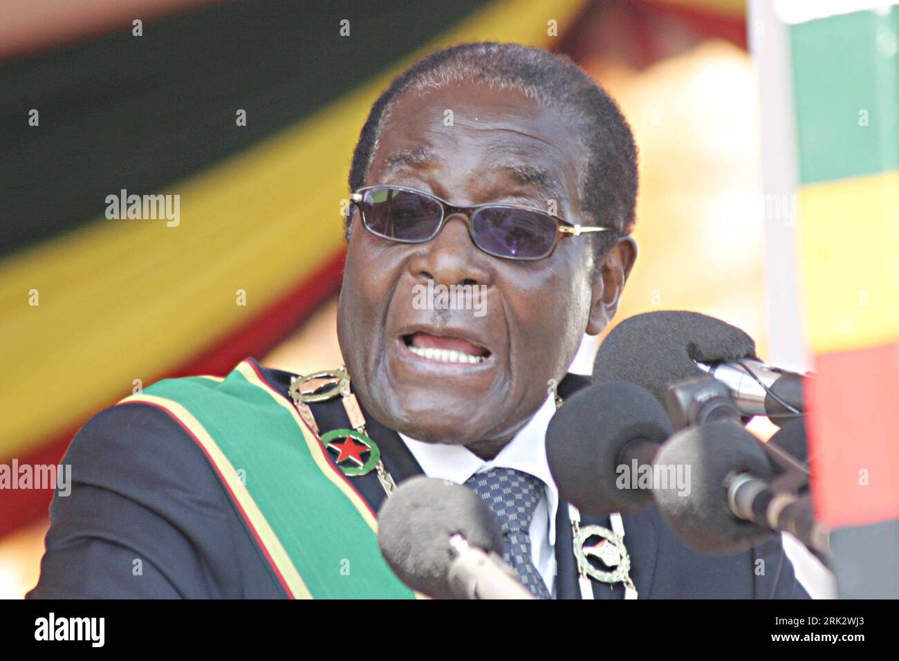 Robert mugabe speech hi-res stock photography and images - Alamy