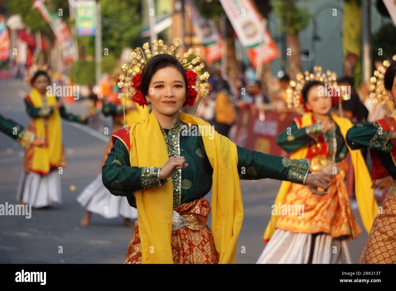 Tari lancang kuning hi-res stock photography and images - Alamy