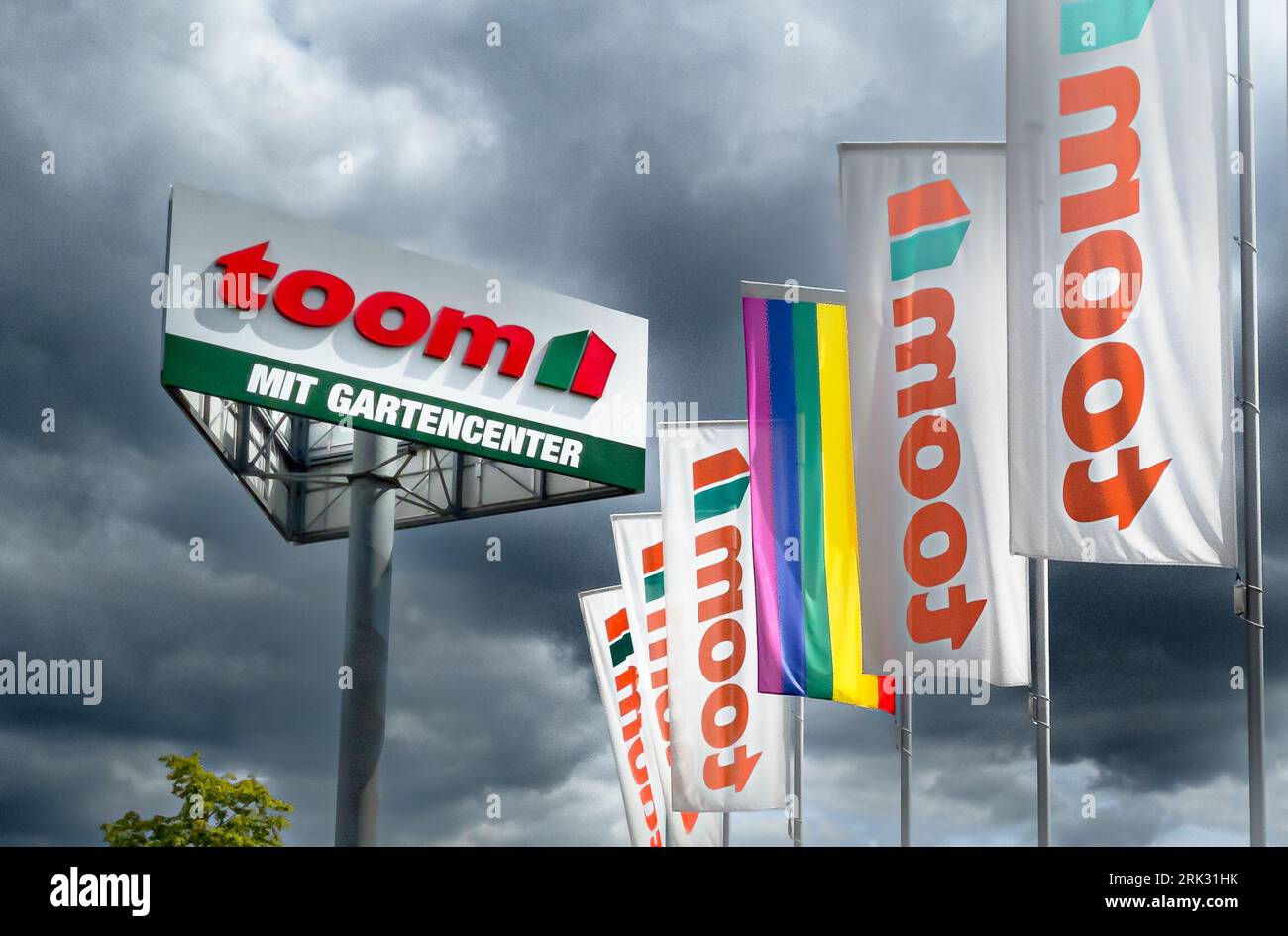 Bargtheide, Germany. 05th Aug, 2023. Dark rain clouds pass over the ...