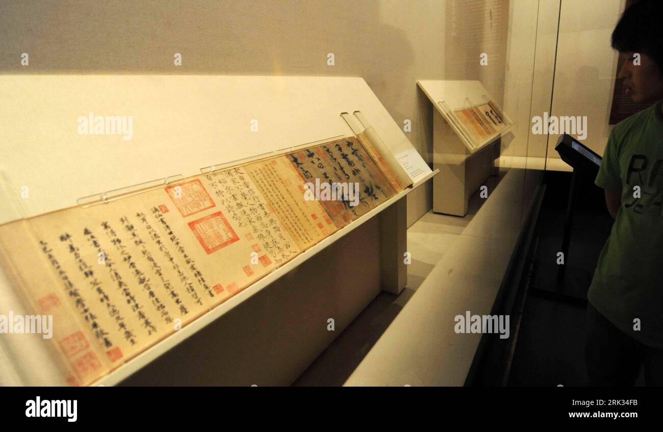 China tang scroll hi-res stock photography and images - Alamy