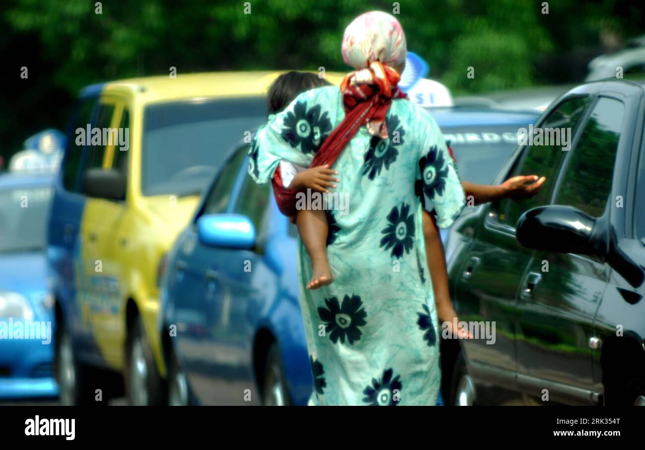 Woman giving money beggars hi-res stock photography and images - Alamy