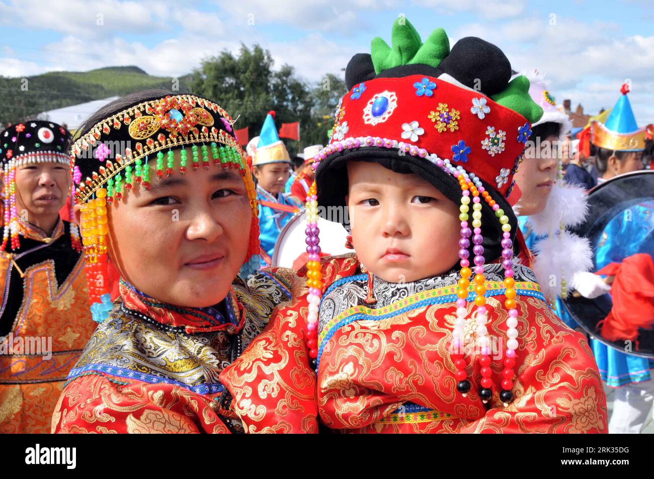 Oroqen mother hi-res stock photography and images - Alamy