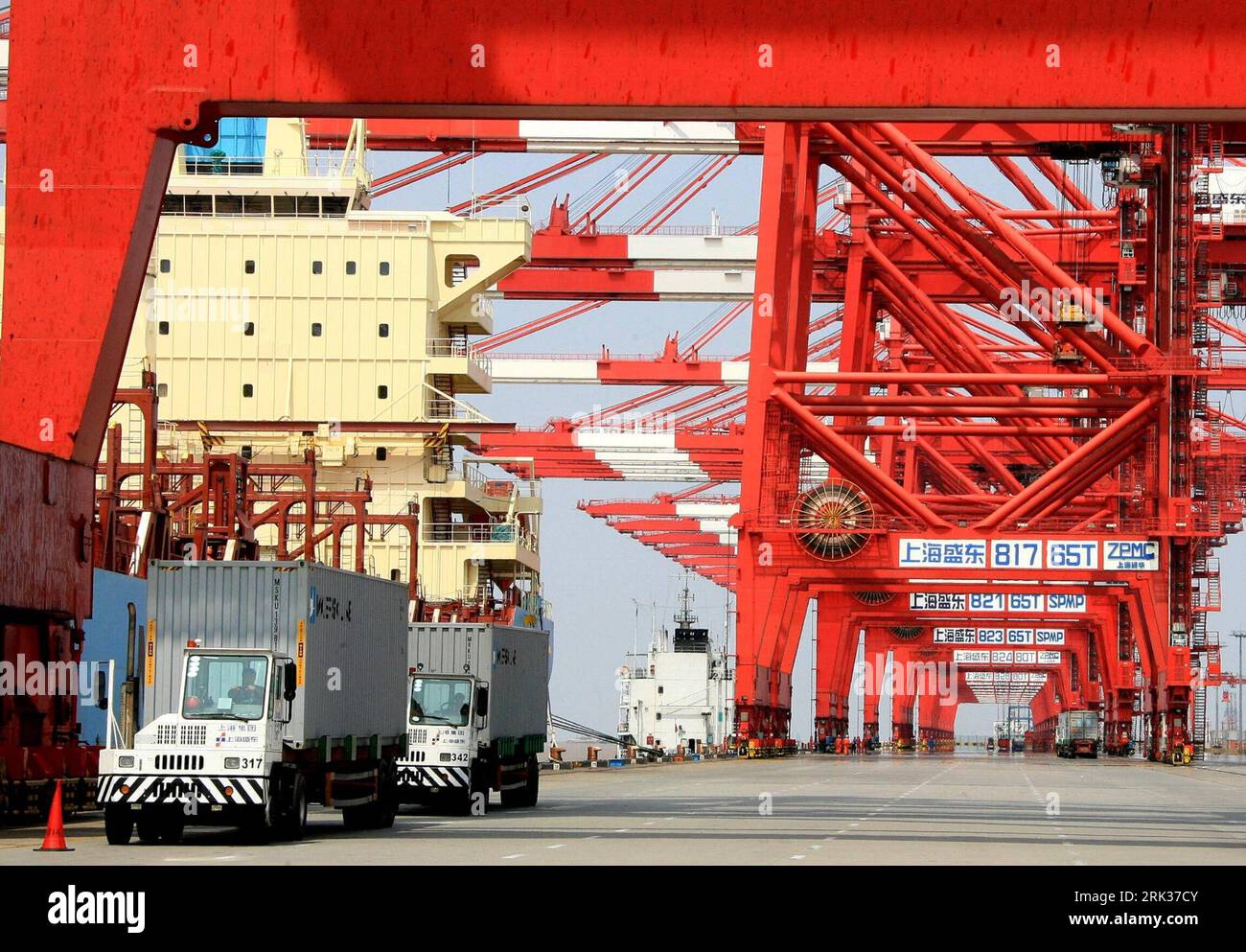 Contrain hi-res stock photography and images - Alamy