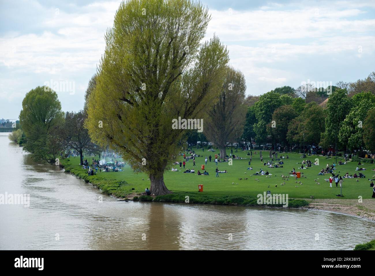 Picnic on grass hi-res stock photography and images - Alamy