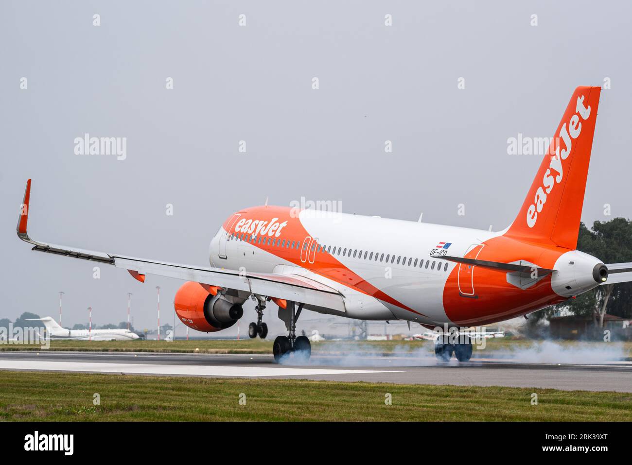 easyJet Airbus A320-214 airliner jet plane OE-ICD landing at London ...