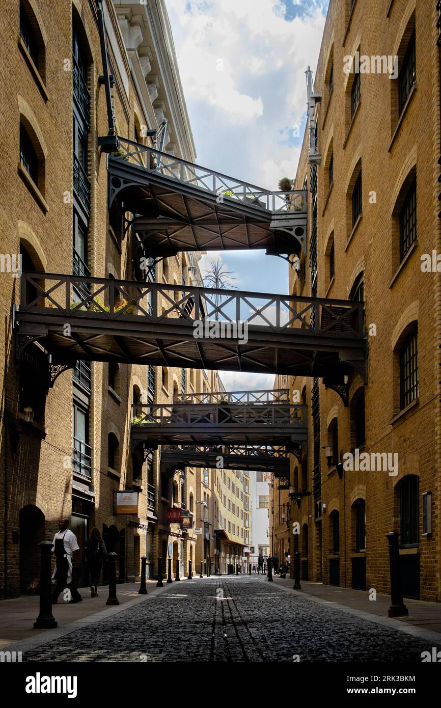 Connecting two buildings hi-res stock photography and images - Alamy