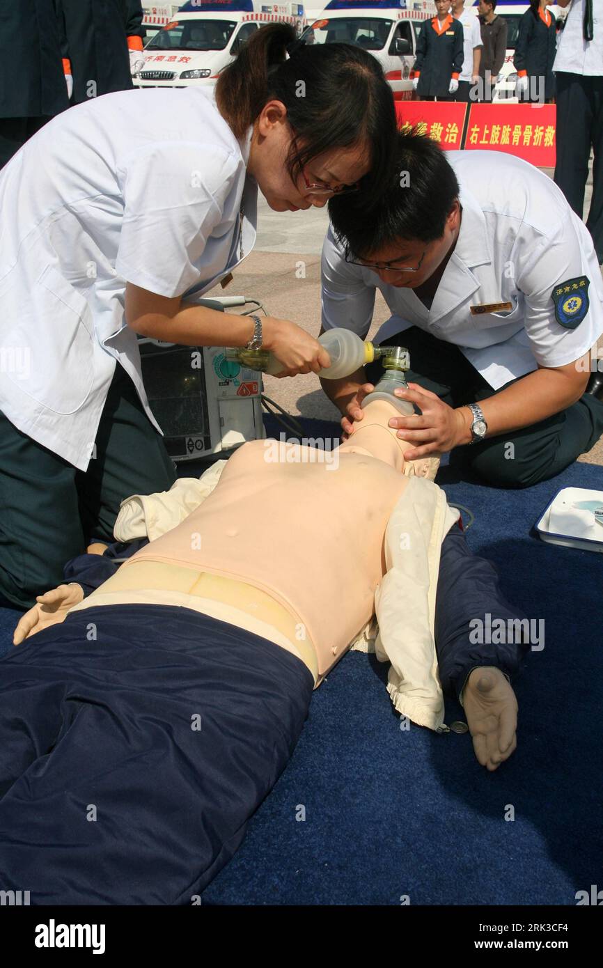 First aid personnel hi-res stock photography and images - Alamy