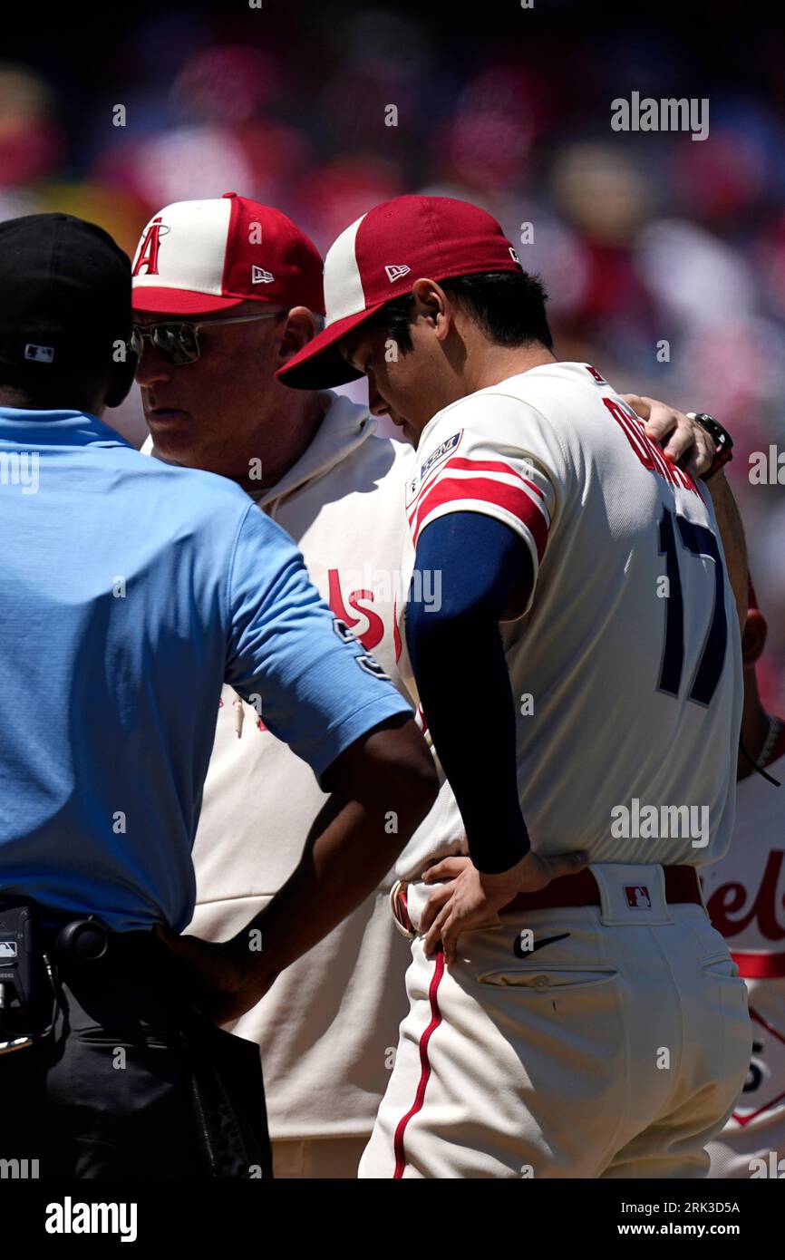 Los Angeles Angels manager Phil Nevin, center, talks with starting ...
