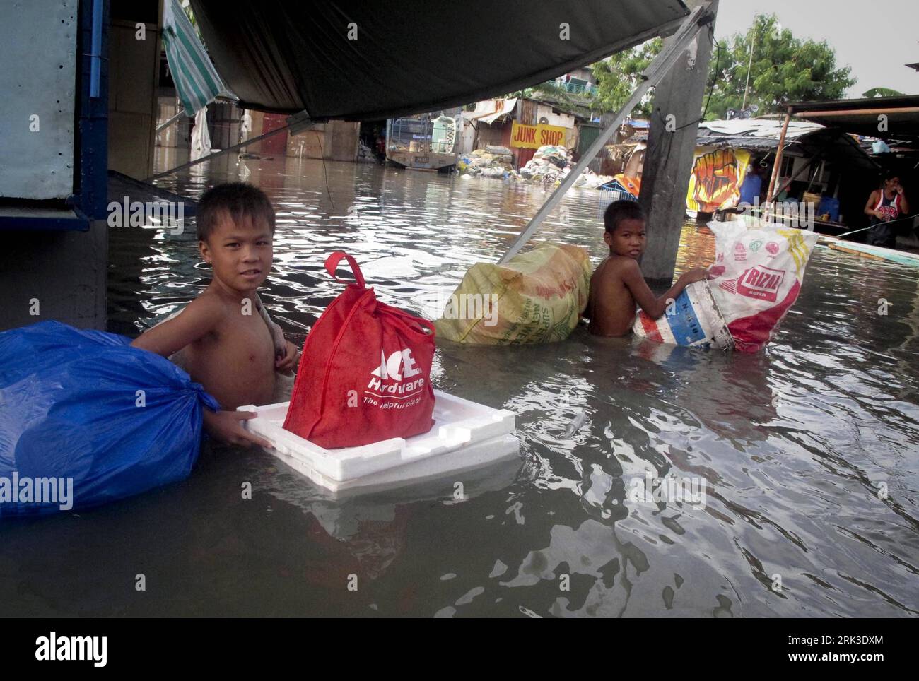 Ketsana flood manila hi-res stock photography and images - Alamy