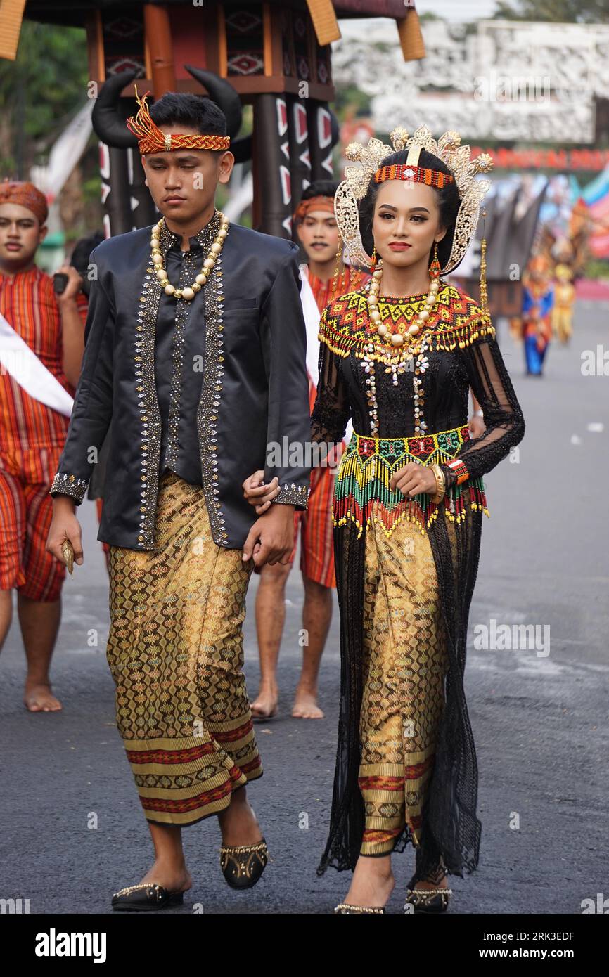 South sulawesi traditional clothes hi-res stock photography and images ...