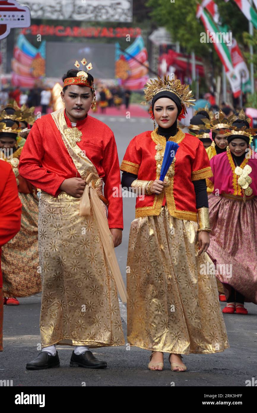 South sulawesi traditional clothes hi-res stock photography and images ...