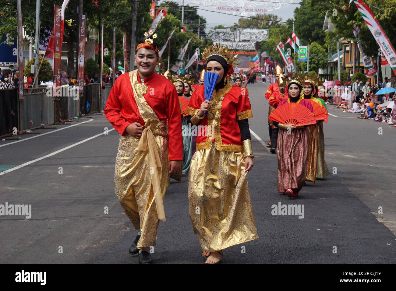 South sulawesi traditional clothes hi-res stock photography and images ...