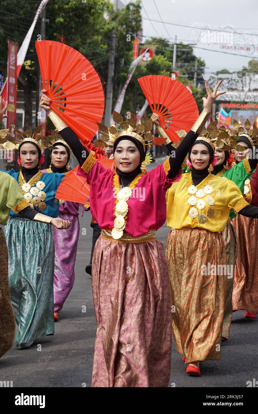 Tari mappadendang hi-res stock photography and images - Alamy