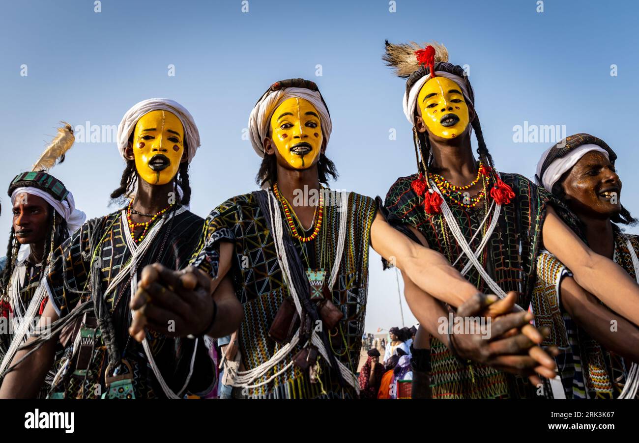 Yellow painted men. Niger, Africa: STUNNING images show the Wodaabe men ...