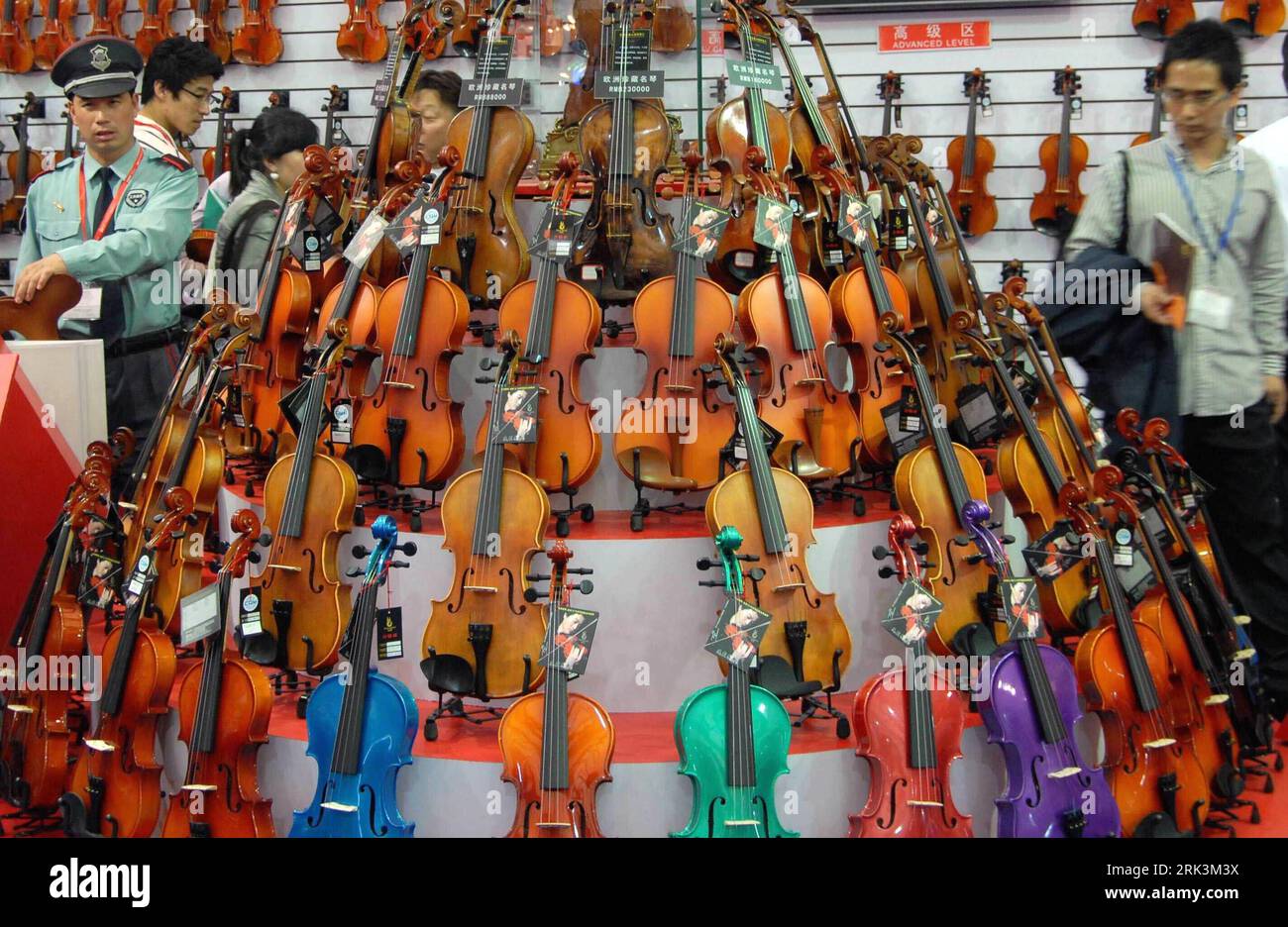 One thousand violins hi-res stock photography and images - Alamy