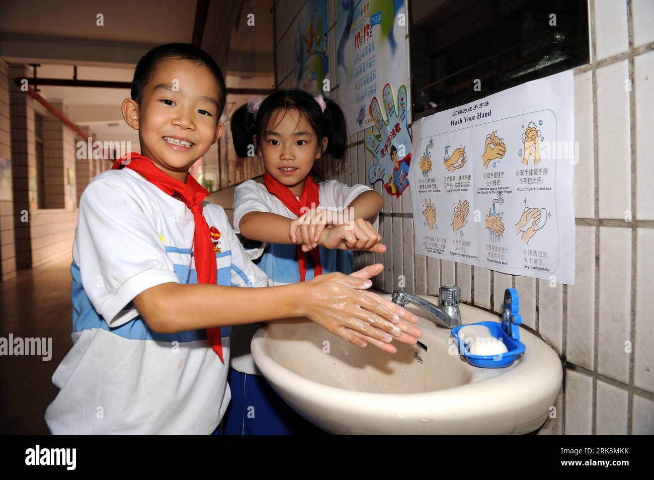 School handwashing hi-res stock photography and images - Alamy