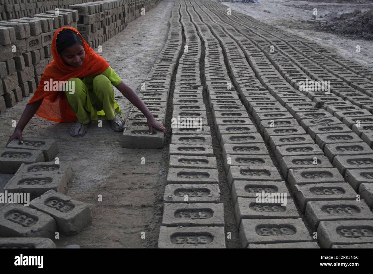 Child labour india brick hi-res stock photography and images - Alamy