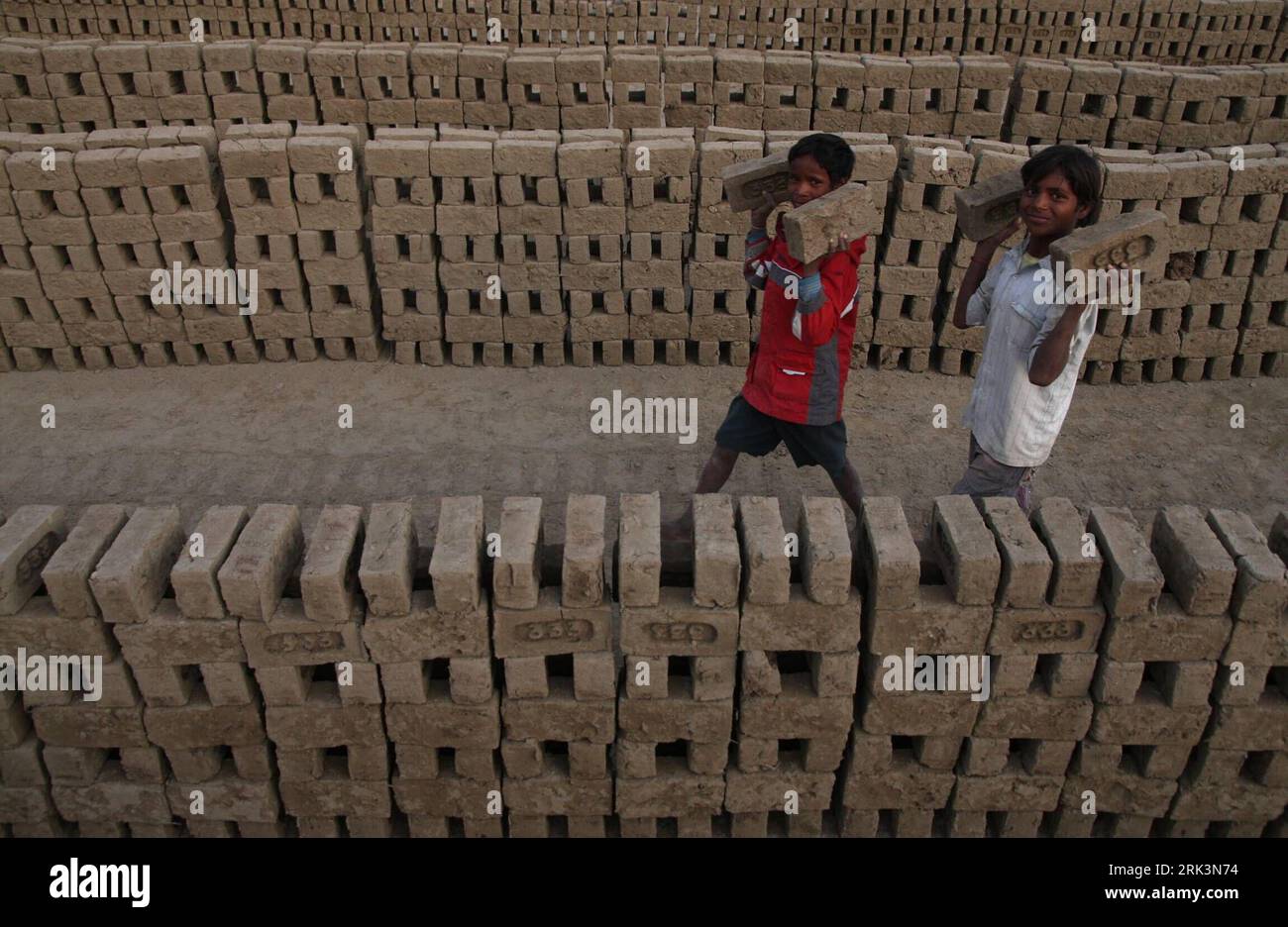 Child labour india brick hi-res stock photography and images - Alamy