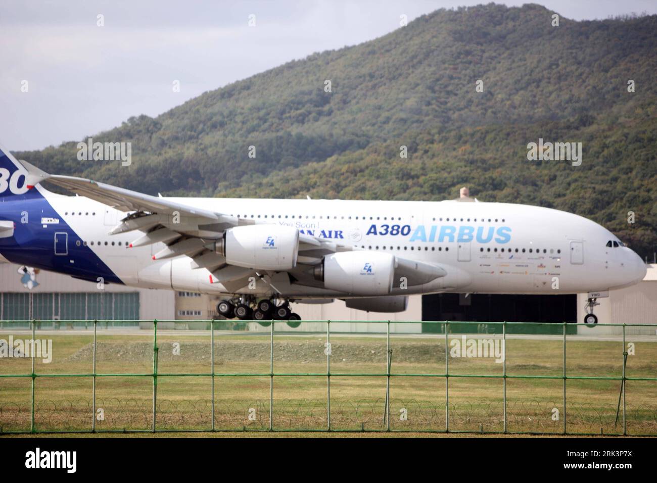 Airbus a380 flight test aircraft hi-res stock photography and images ...