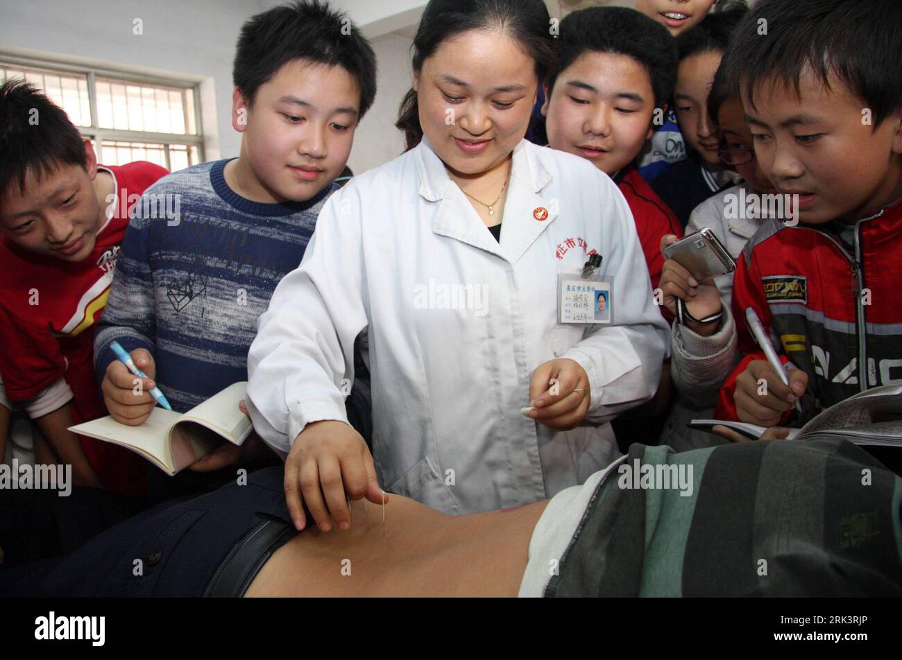 Traditional chinese medicine acupuncture process hi-res stock ...