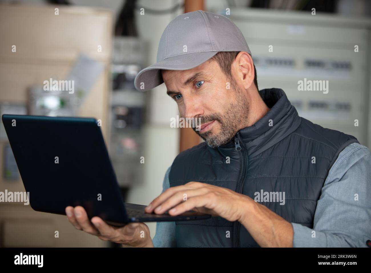handyman using a portable computer Stock Photo - Alamy