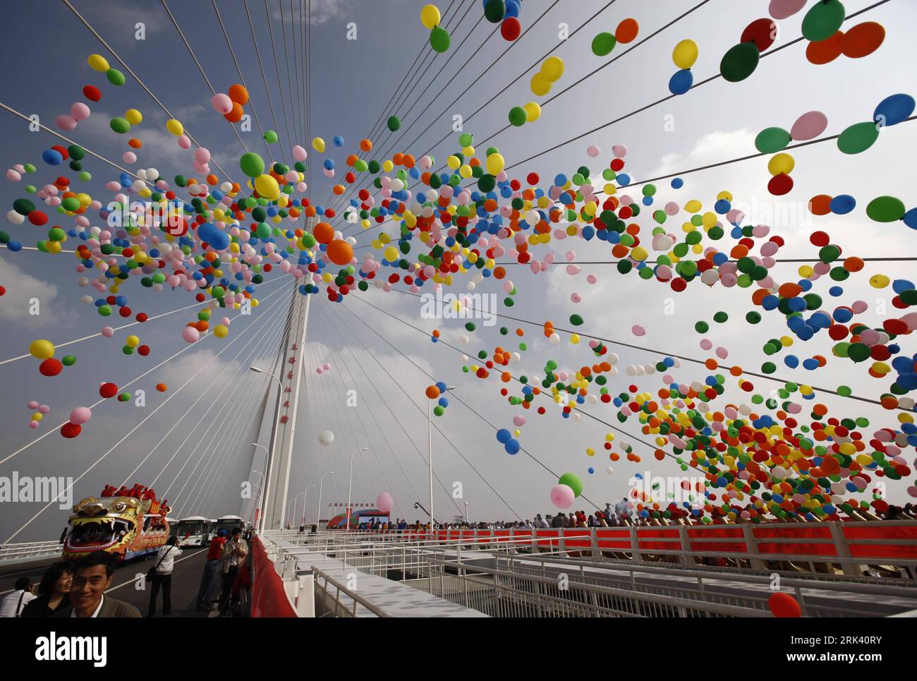 Bildnummer: 53566123 Datum: 31.10.2009 Copyright: imago/Xinhua Balloons ...