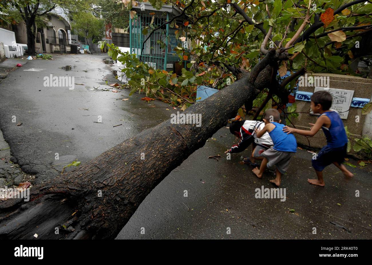 Filipino children play in manila hi-res stock photography and images ...