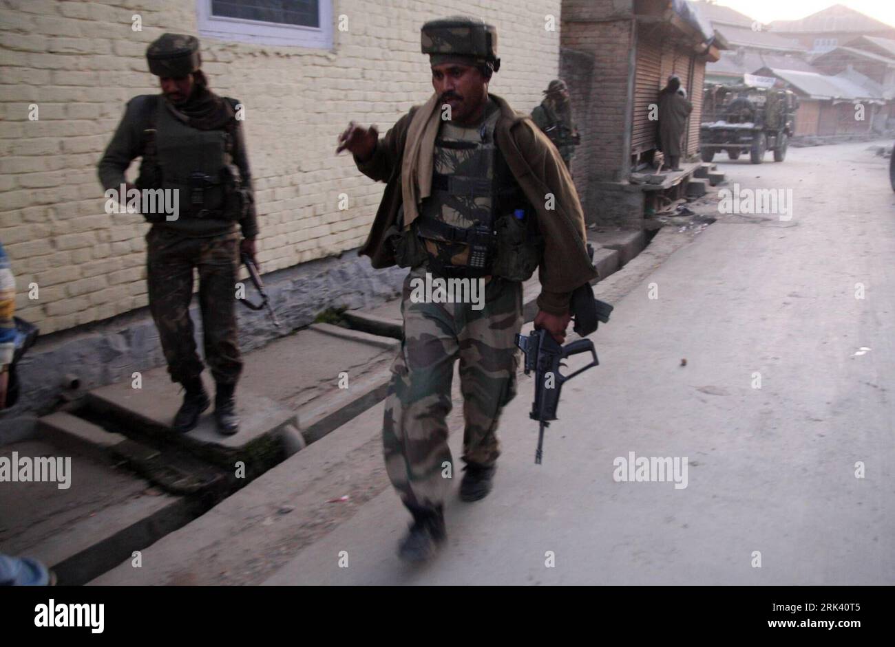 Indian soldiers rush hi-res stock photography and images - Alamy