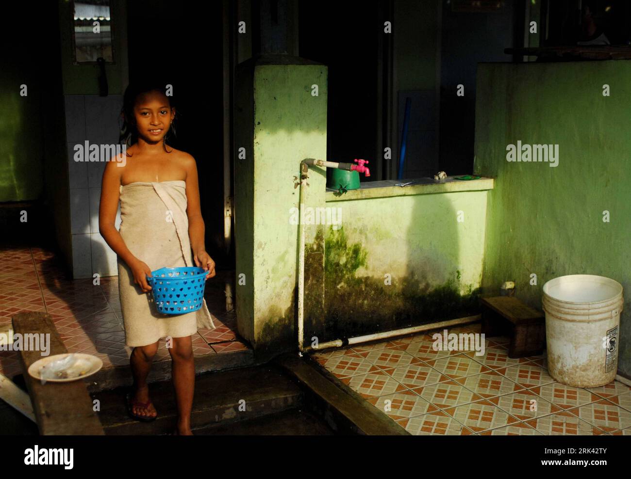 10 years old girl in bathroom hi-res stock photography and images - Alamy