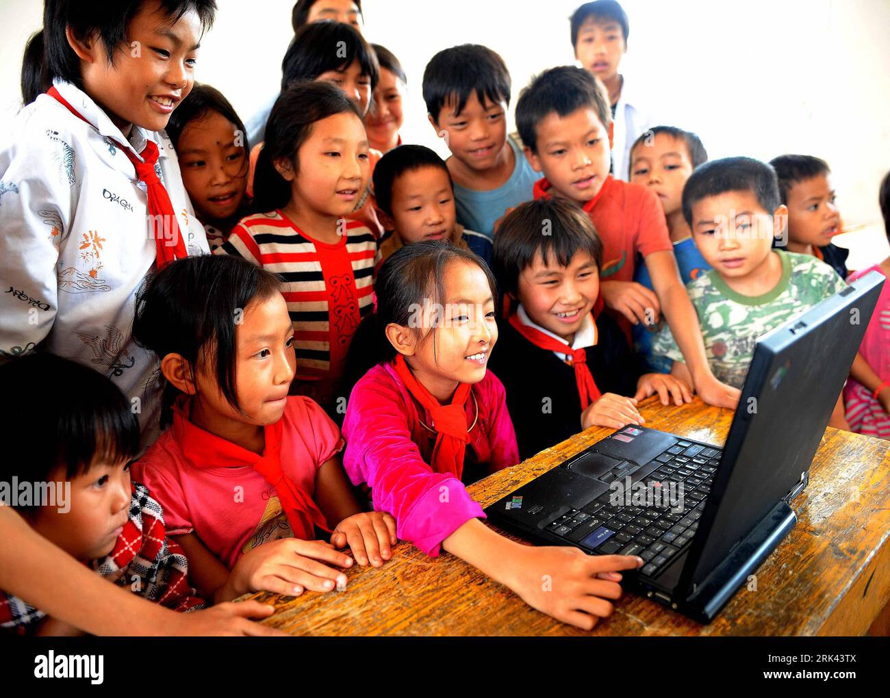 10 year old girl laptop hi-res stock photography and images - Alamy