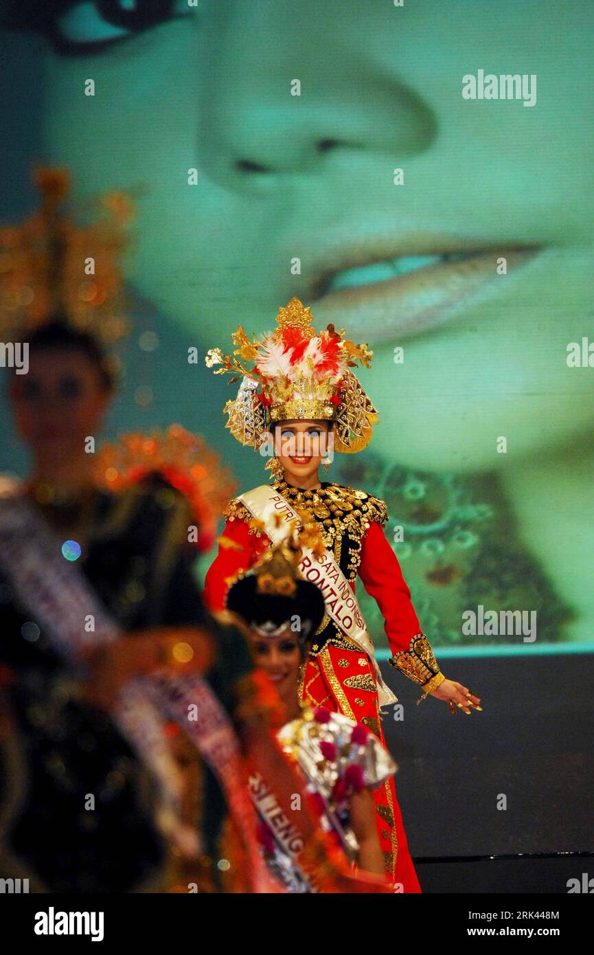 Indonesian traditional suit hi-res stock photography and images - Alamy