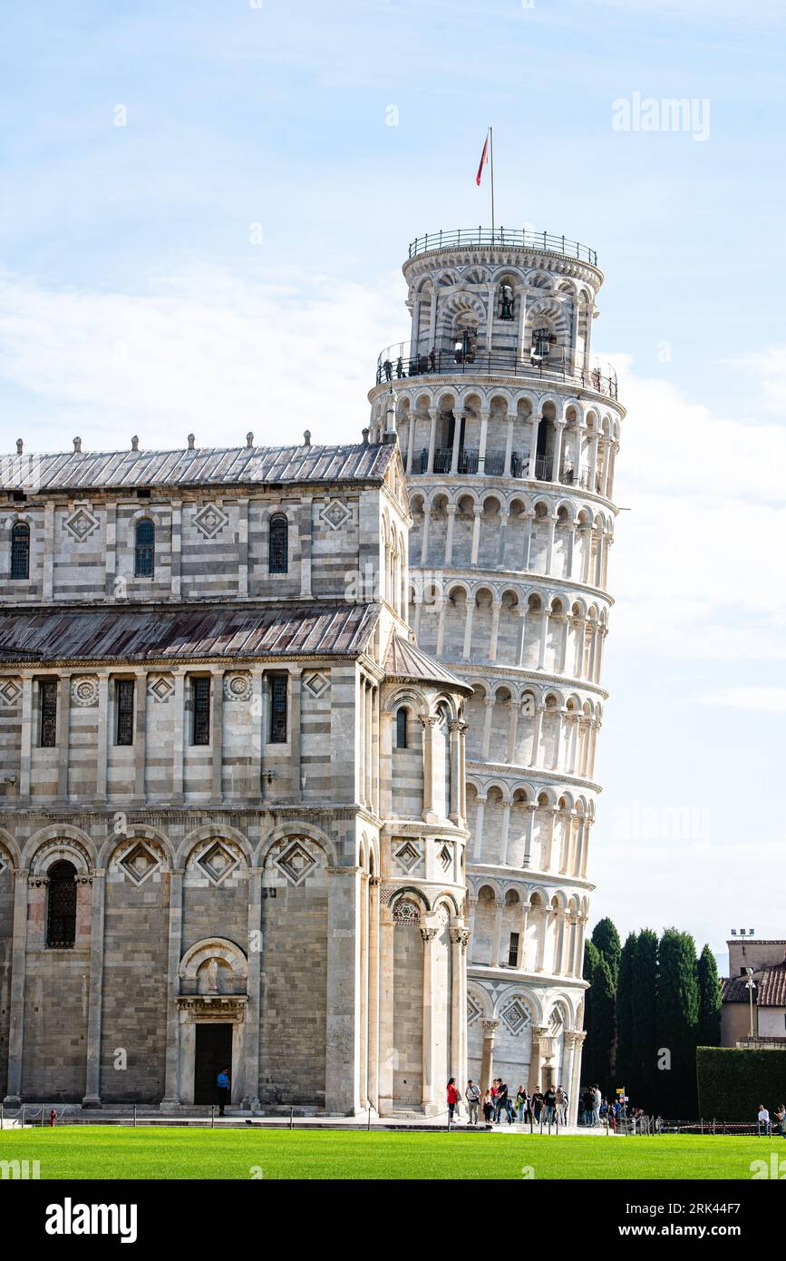 The iconic Leaning Tower of Pisa in the city of Pisa, Italy Stock Photo ...
