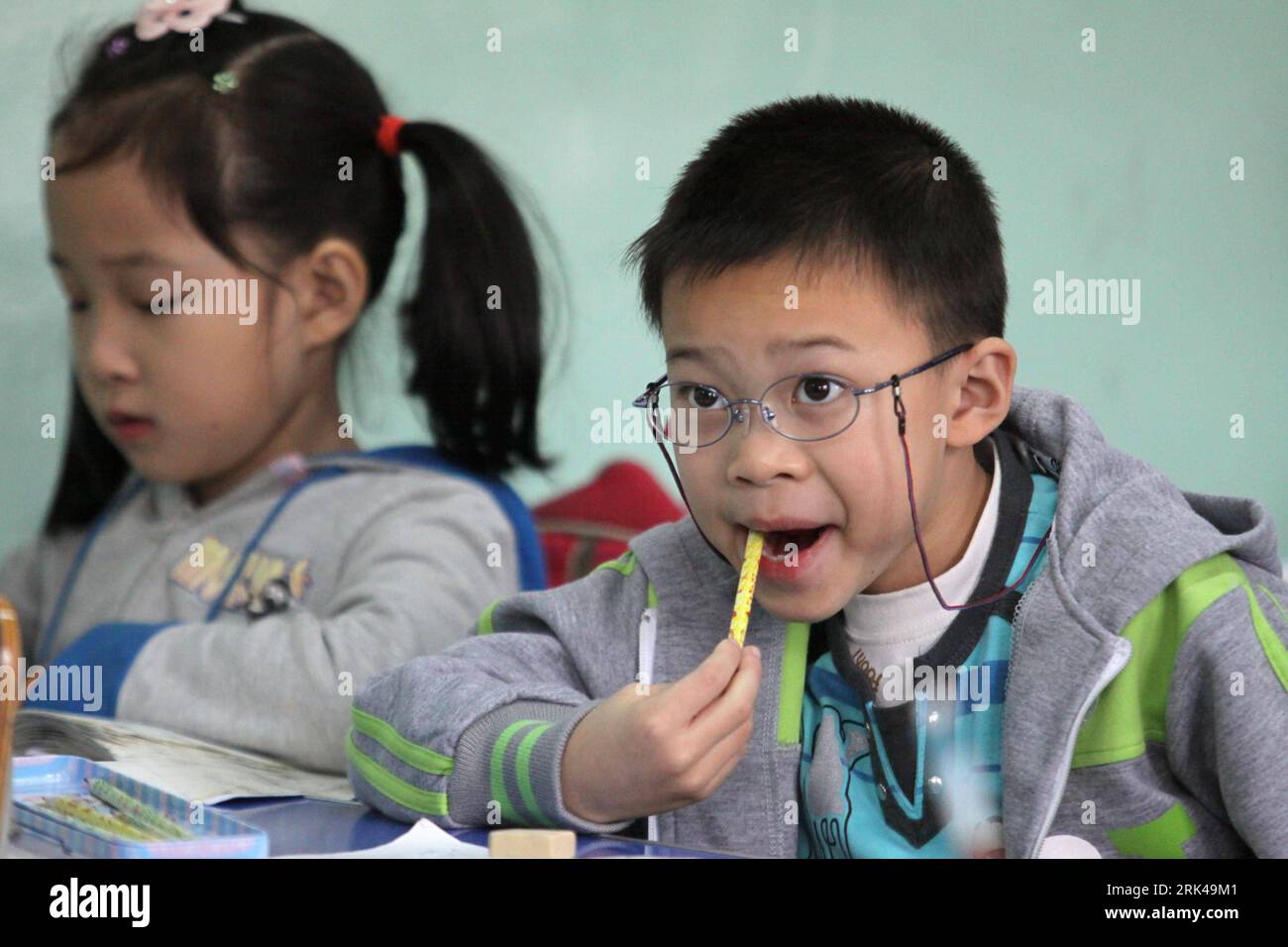 Chinese writing characters on blackboard hi-res stock photography and ...