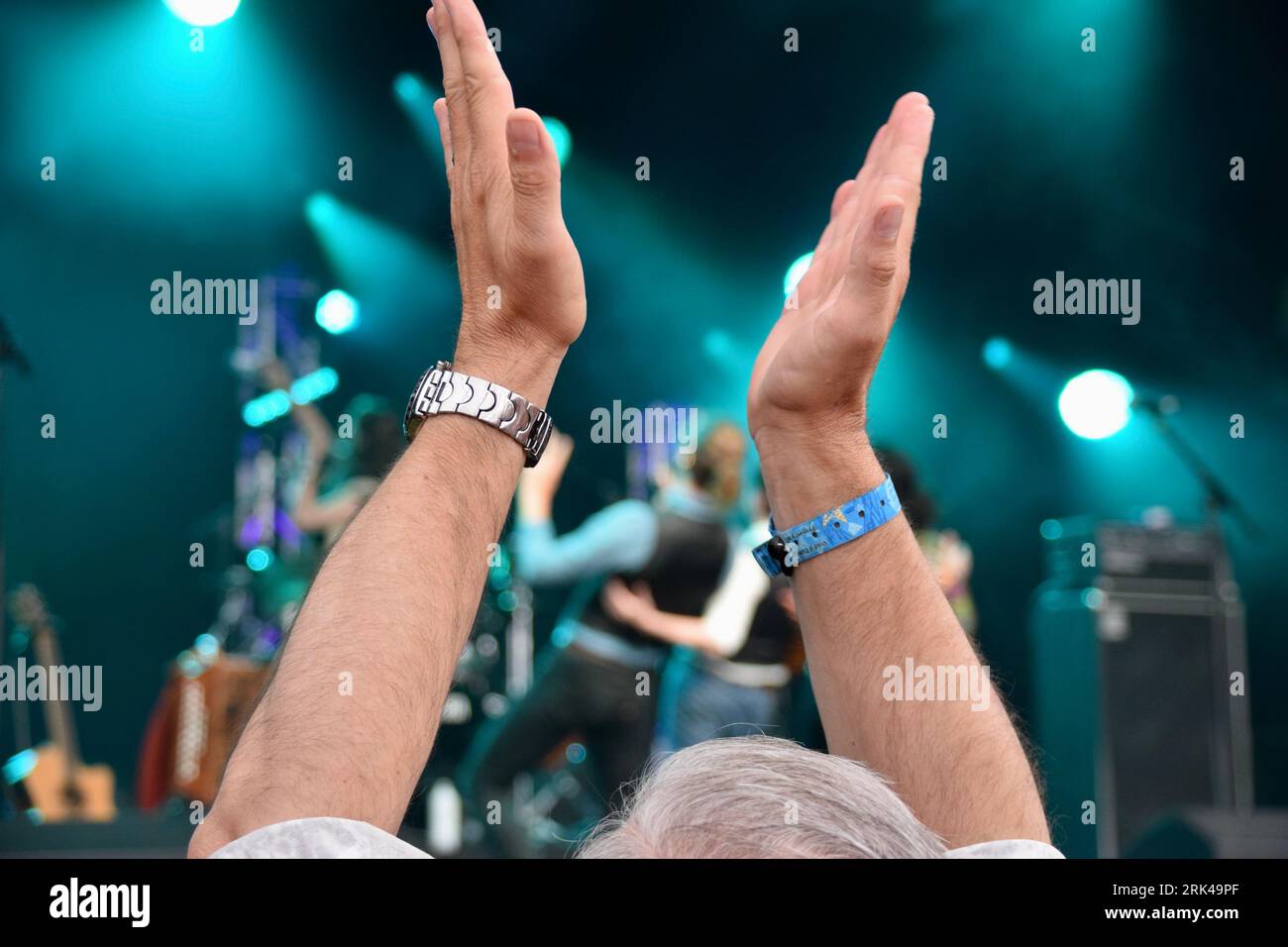 Audience clapping hands hi-res stock photography and images - Alamy