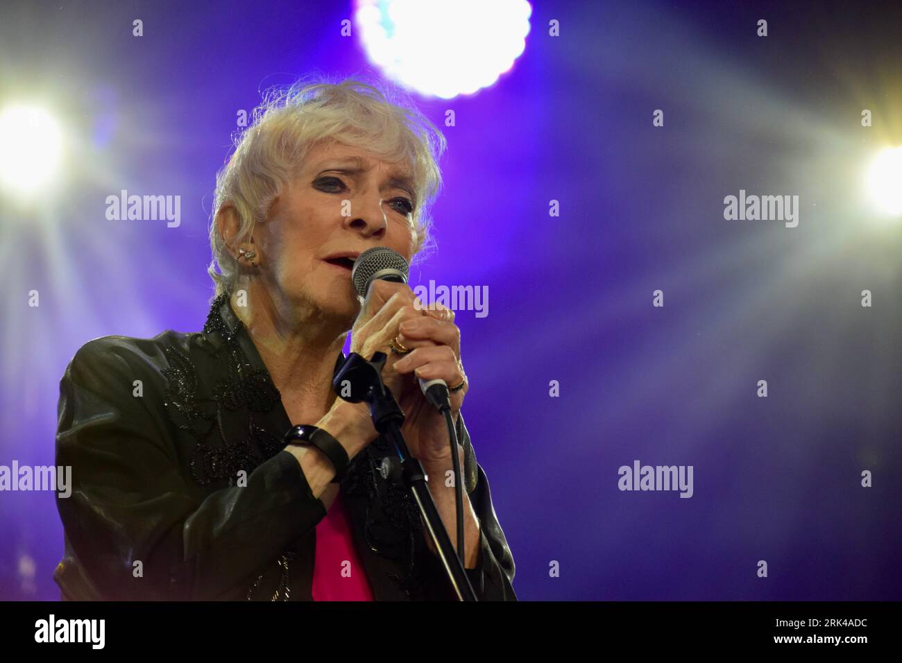 Judy collins stage hi-res stock photography and images - Alamy