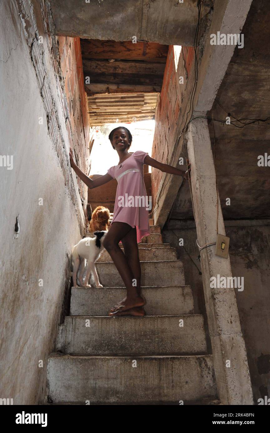 Samba girl poses hi-res stock photography and images - Alamy