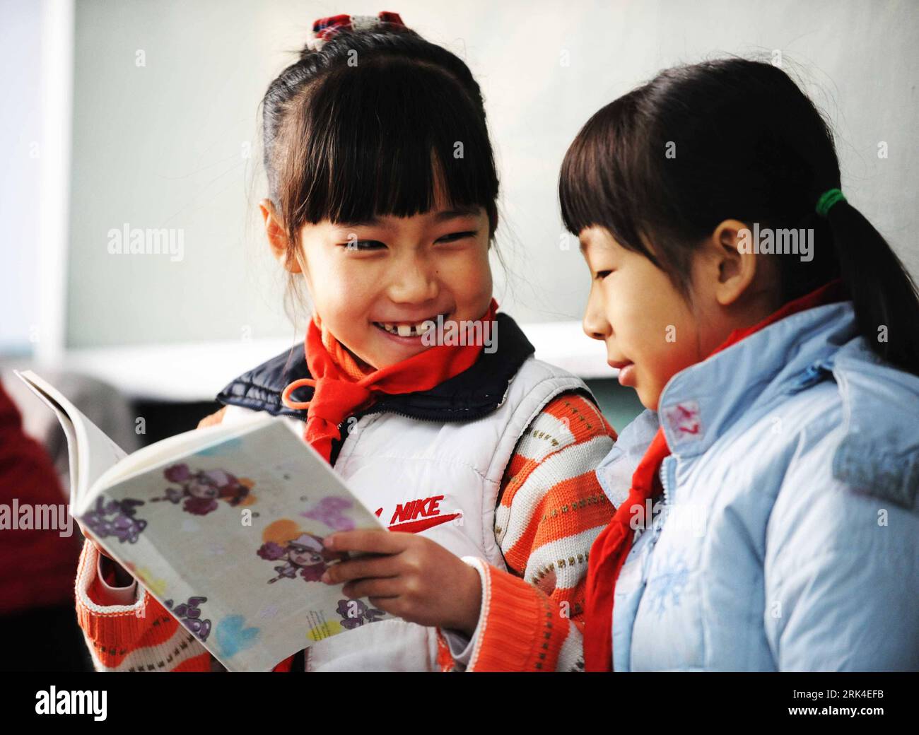 6 children skating hi-res stock photography and images - Alamy