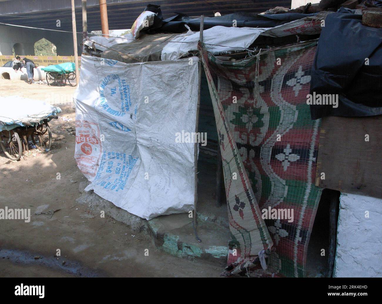 India slum electricity hi-res stock photography and images - Alamy
