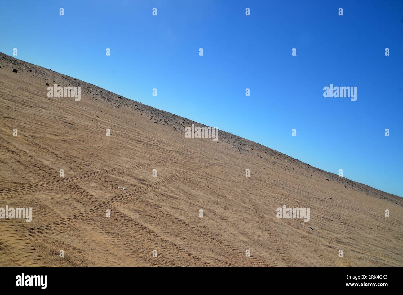 Sahara desert horizon, Arabian desert landscape Stock Photo - Alamy