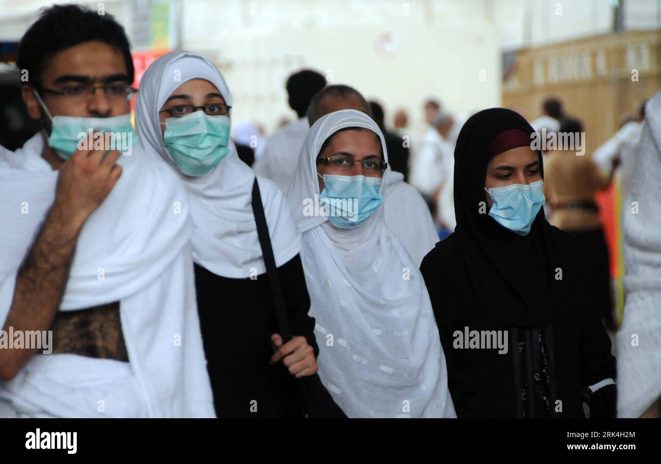 Muslim pilgrims wearing masks hi-res stock photography and images - Alamy