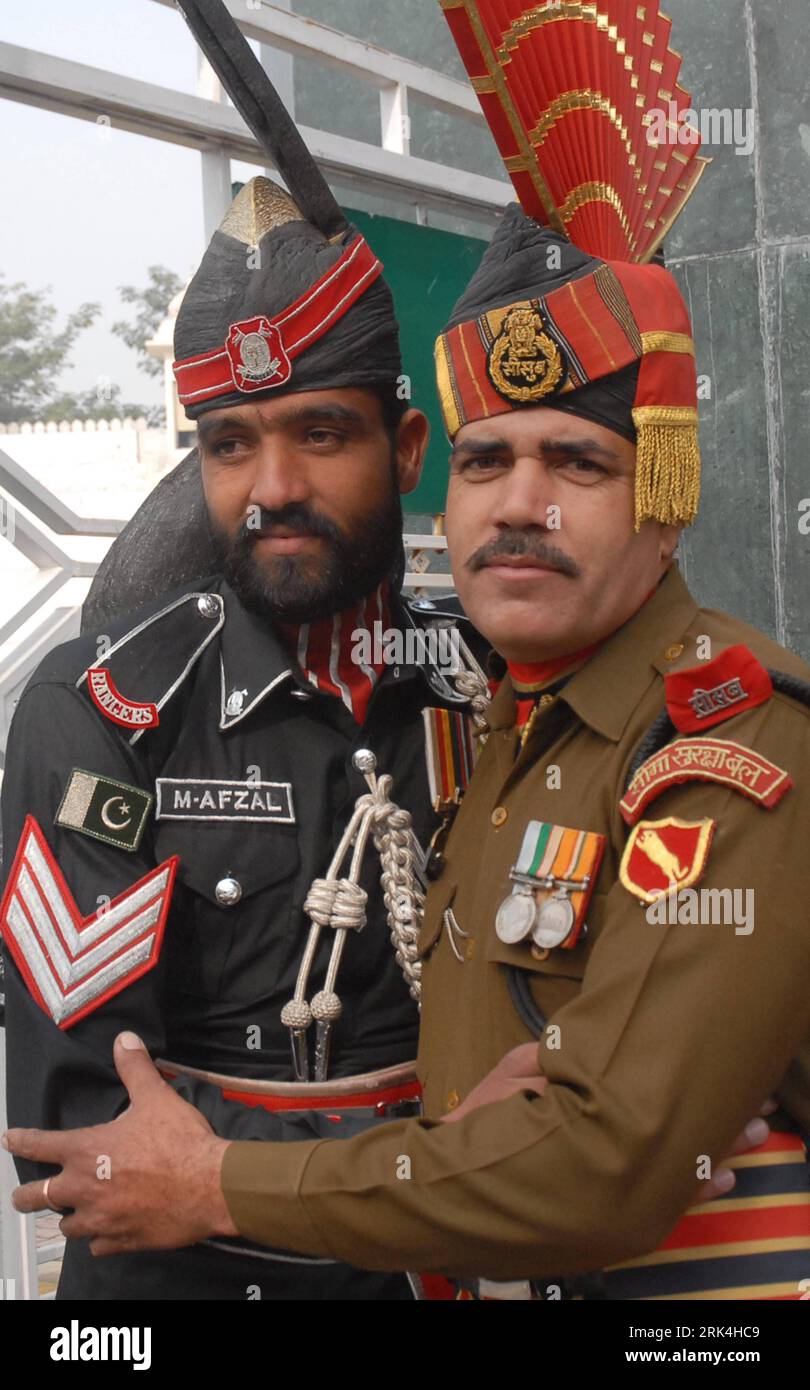 Border security force bsf soldier hi-res stock photography and images ...