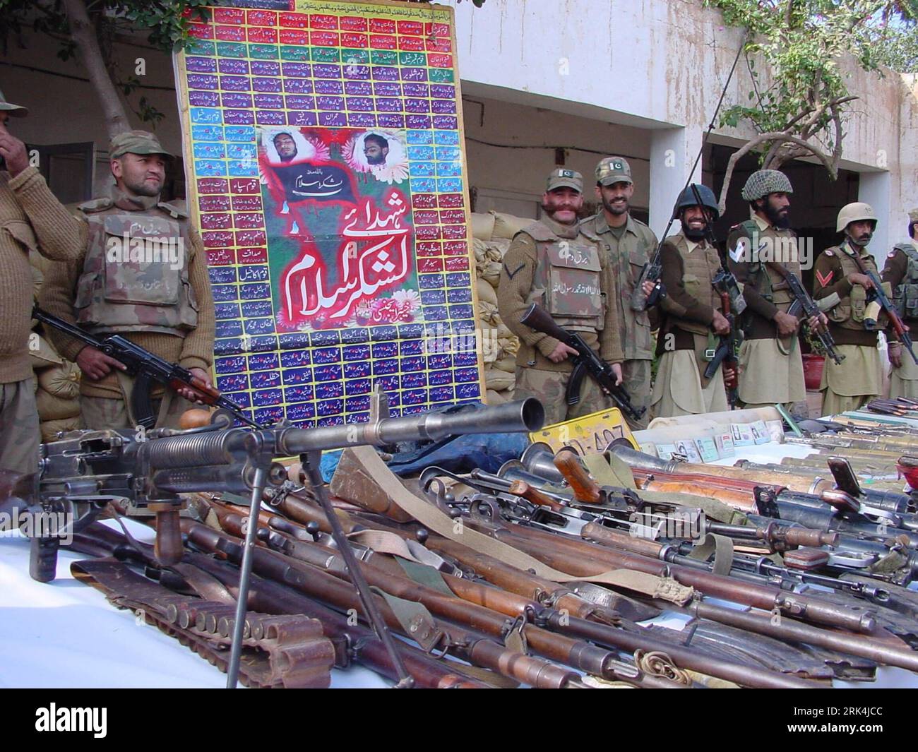 Taliban fighters pakistan hi-res stock photography and images - Alamy