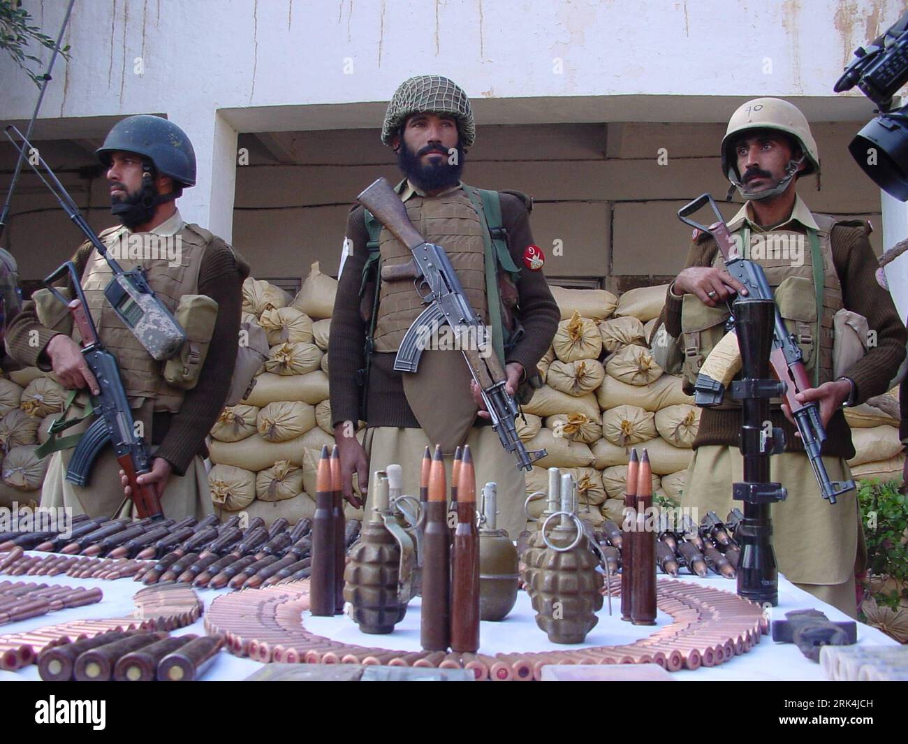 Taliban fighters pakistan hi-res stock photography and images - Alamy