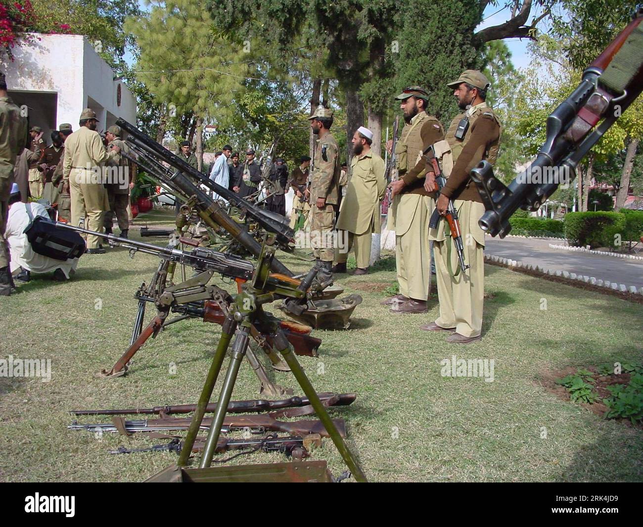 Taliban fighters pakistan hi-res stock photography and images - Alamy